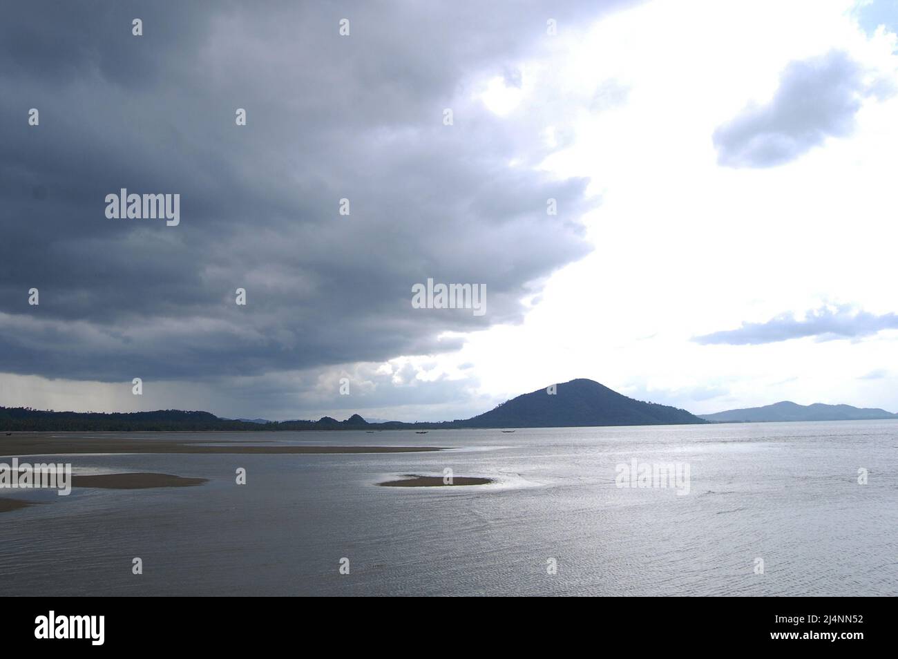 Voir le paysage de Koh Pitak ou Ko Phithak Island dans l'océan de mer ...
