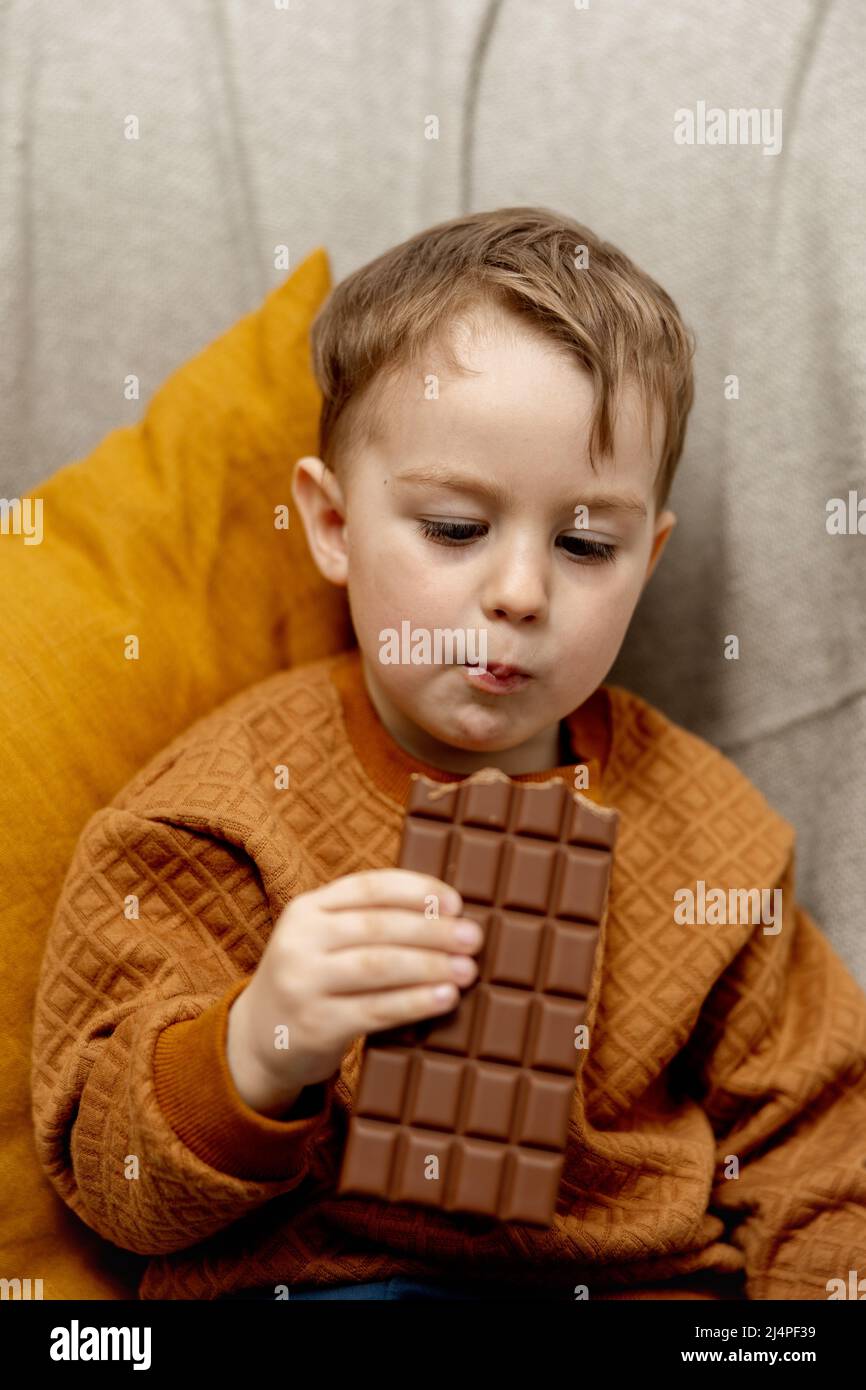 Enfant au chocolat manger Banque de photographies et d’images à haute ...