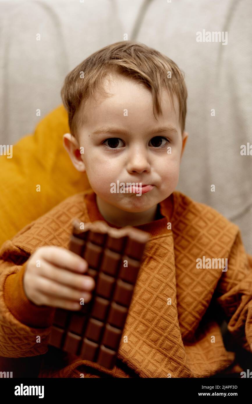 Enfant au chocolat manger Banque de photographies et d’images à haute ...