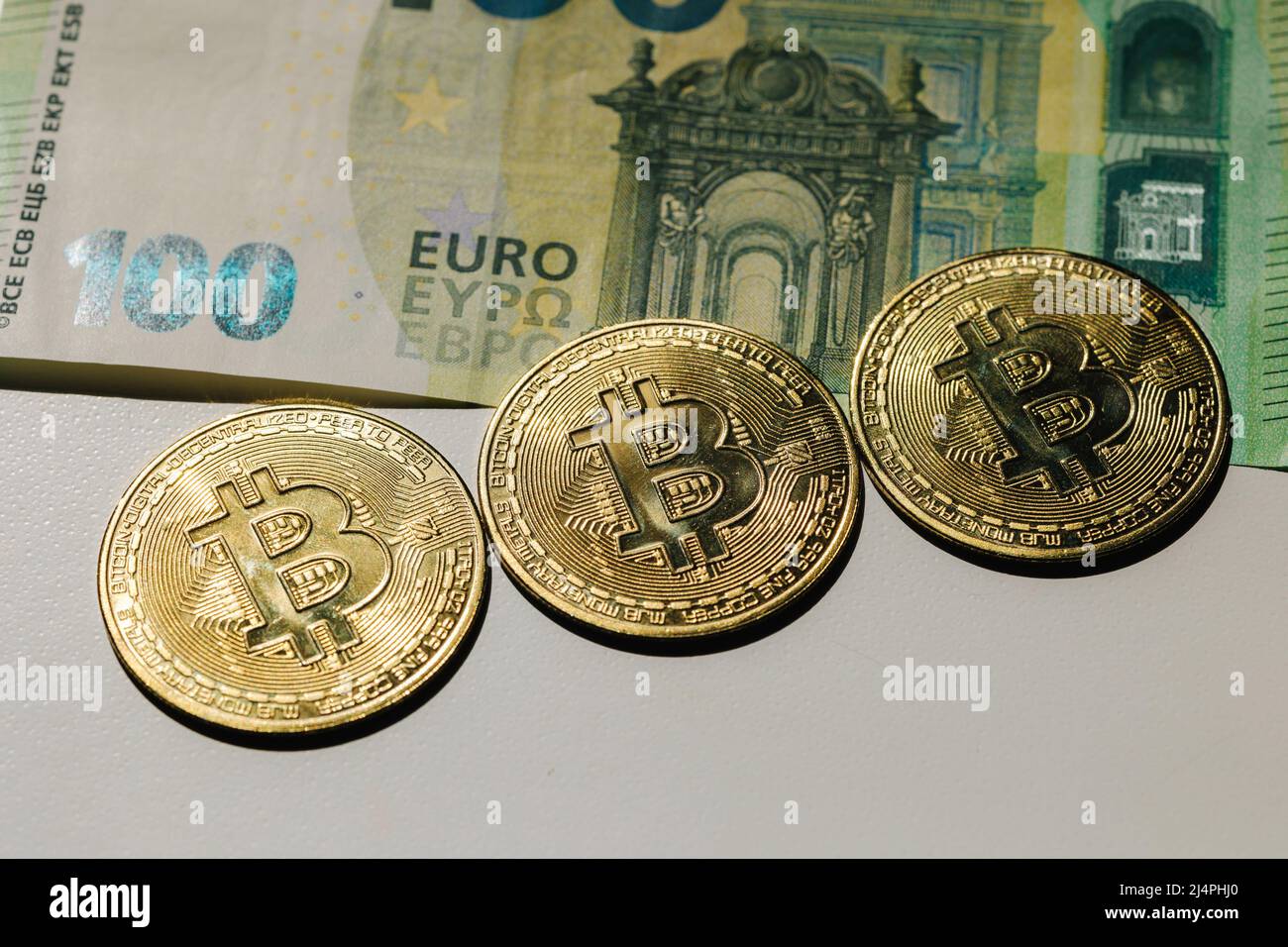 Bitcoin sur des billets de cent euros. Échangez l'euro contre le ...
