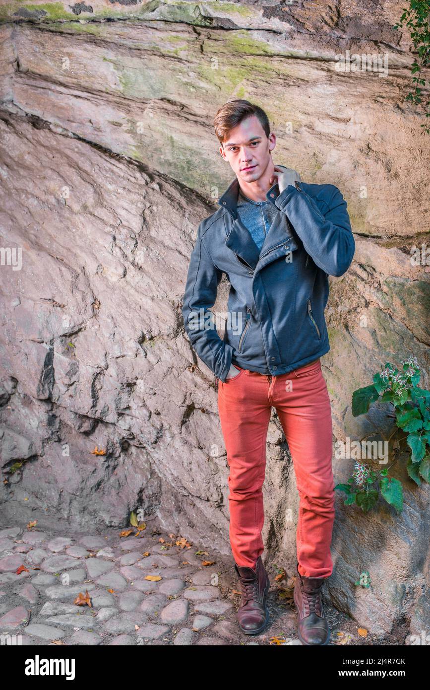 Portant une veste fine bleue, un Jean rouge, des chaussures de sécurité ...