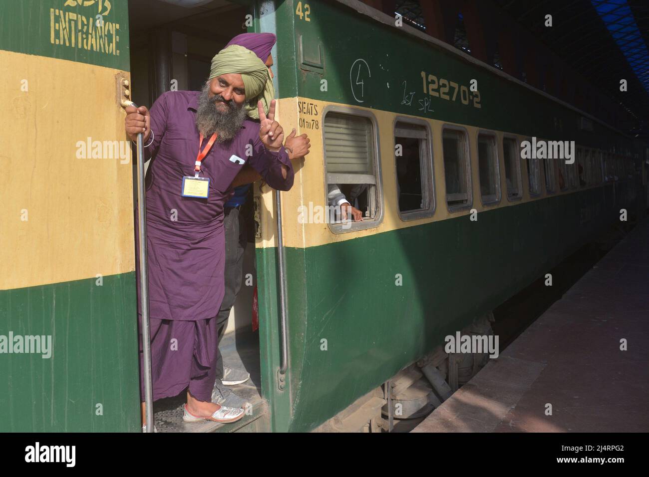 Lahore, Pakistan. 17th avril 2022. Indiens Sikh dévotés arrivant à la ...