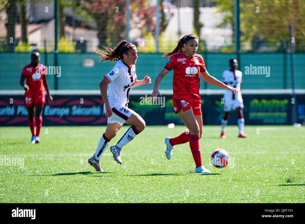 Delphine Cascarino de l'Olympique Lyonnais contrôle le ballon lors du ...