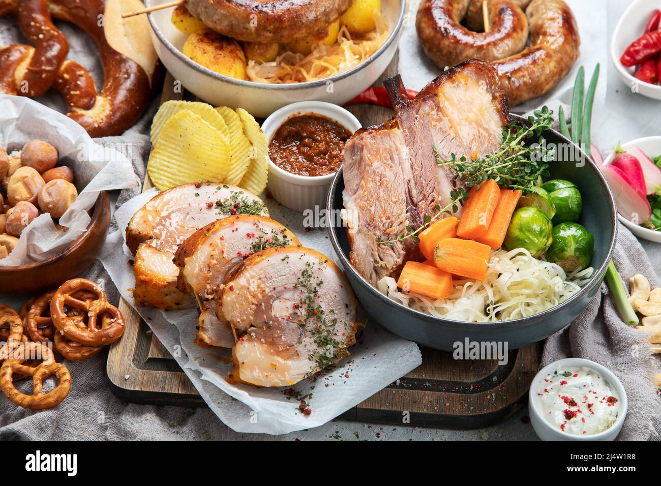 Cuisine allemande traditionnelle, jambon rôti Schweinshaxe. Bière ...