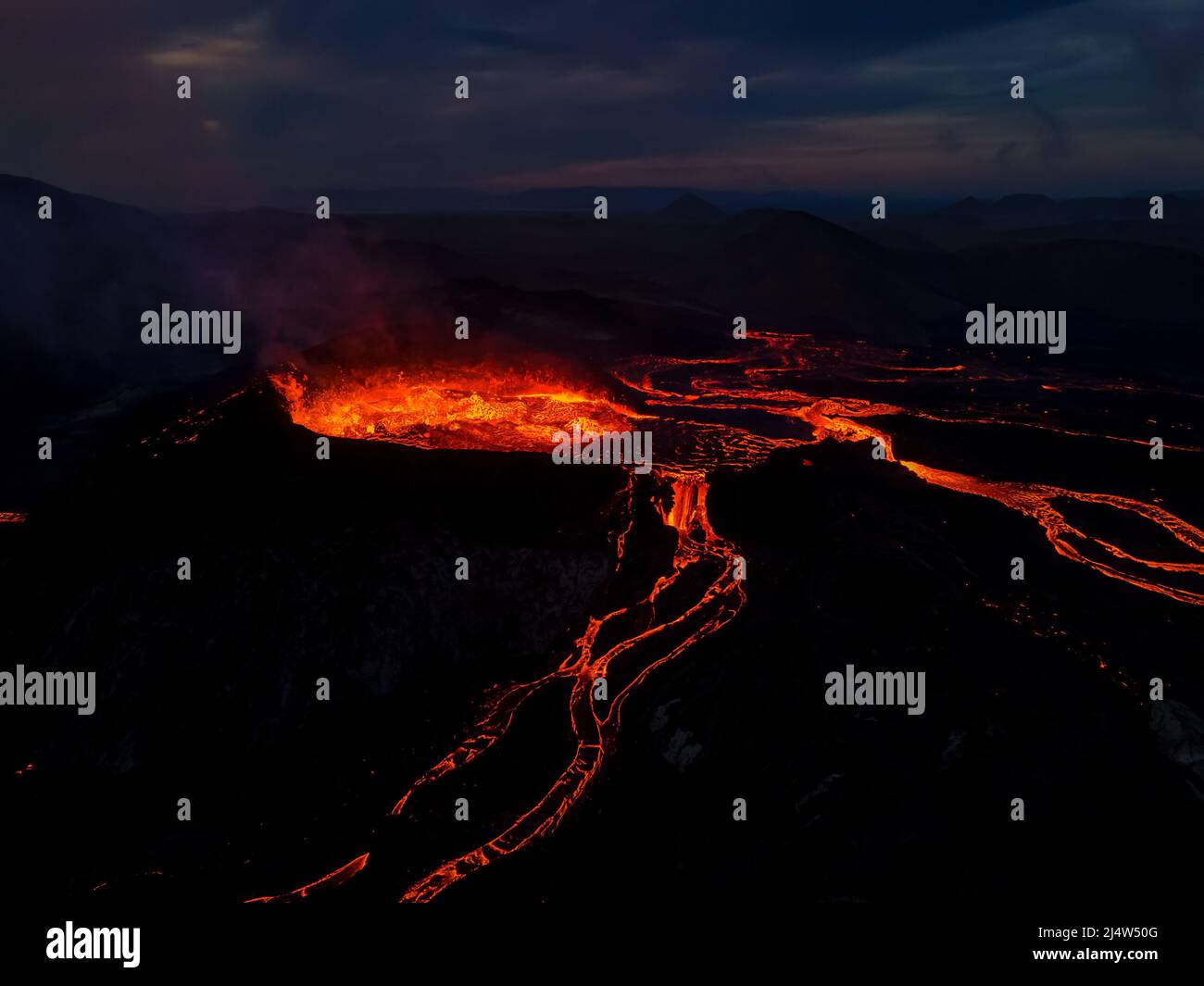 Vue aérienne impressionnante de l'explosion de lave rouge du volcan ...