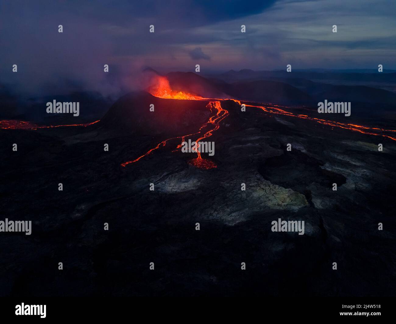 Vue aérienne impressionnante de l'explosion de lave rouge du volcan ...