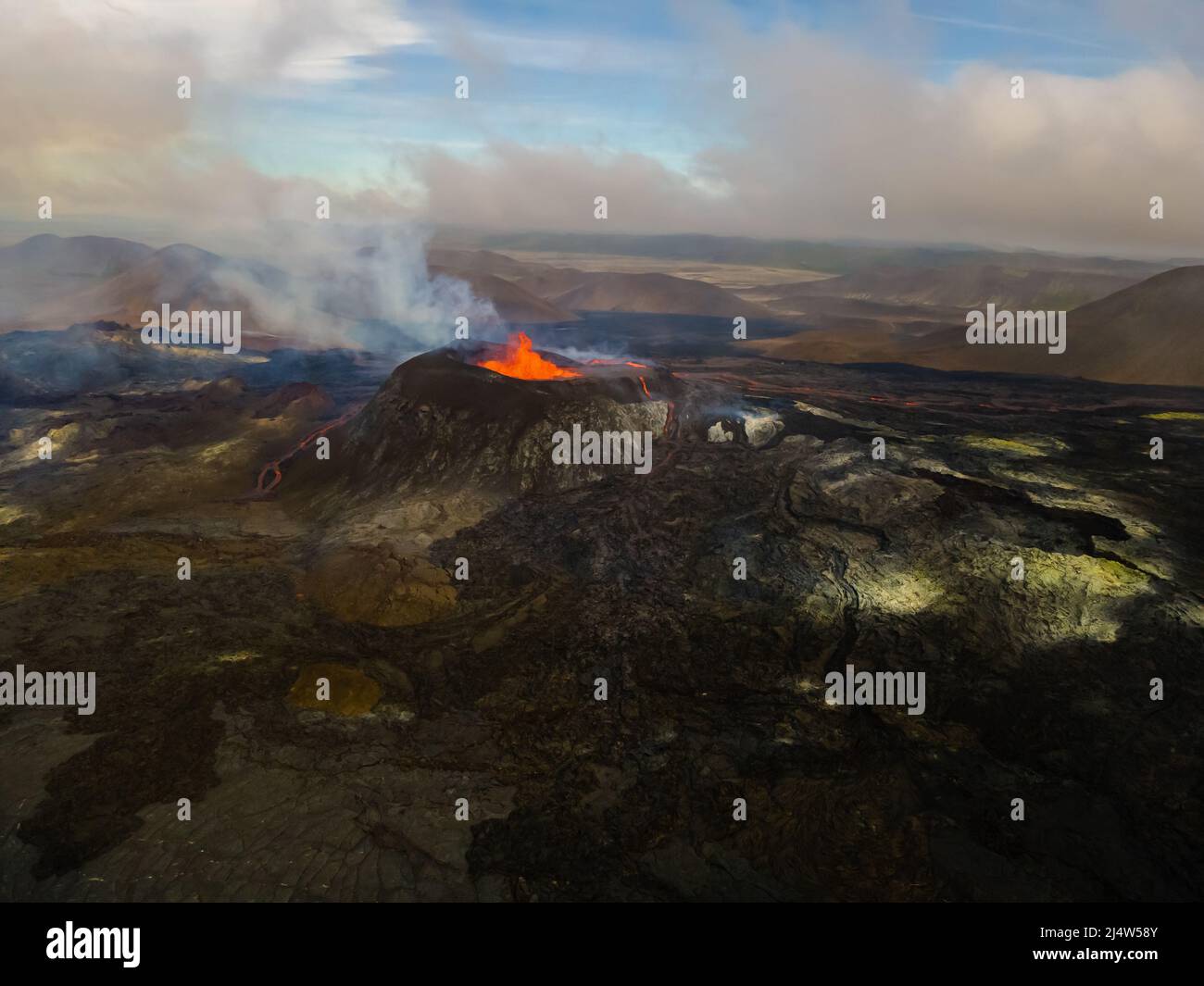 Vue aérienne impressionnante de l'explosion de lave rouge du volcan ...