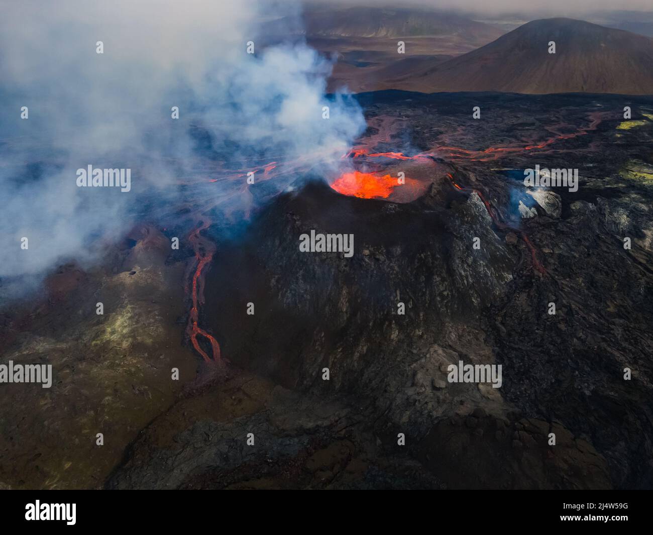 Vue aérienne impressionnante de l'explosion de lave rouge du volcan ...