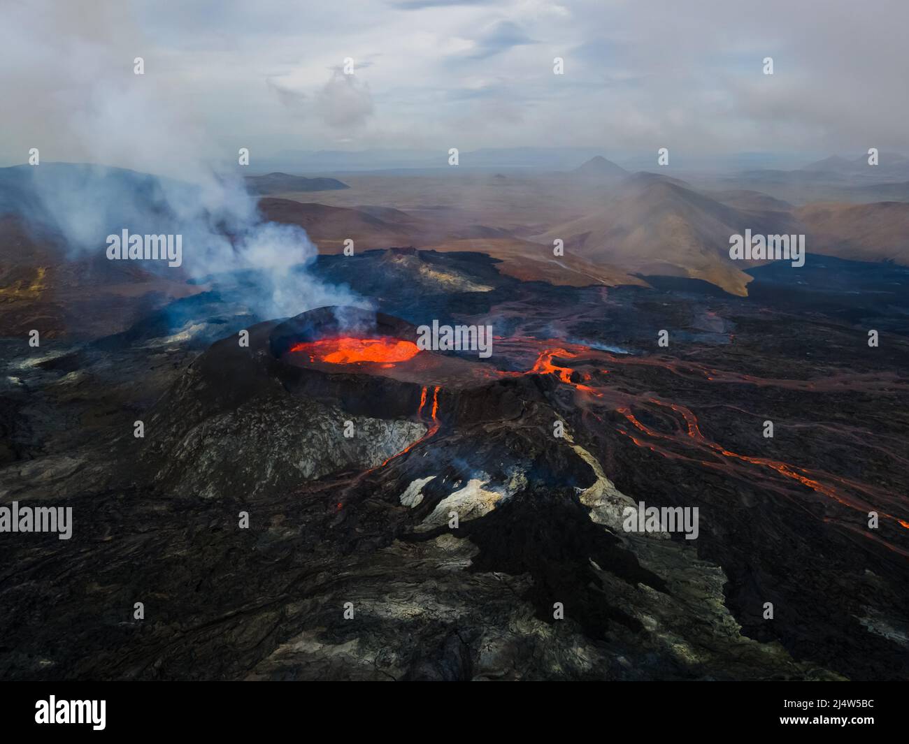 Vue aérienne impressionnante de l'explosion de lave rouge du volcan ...