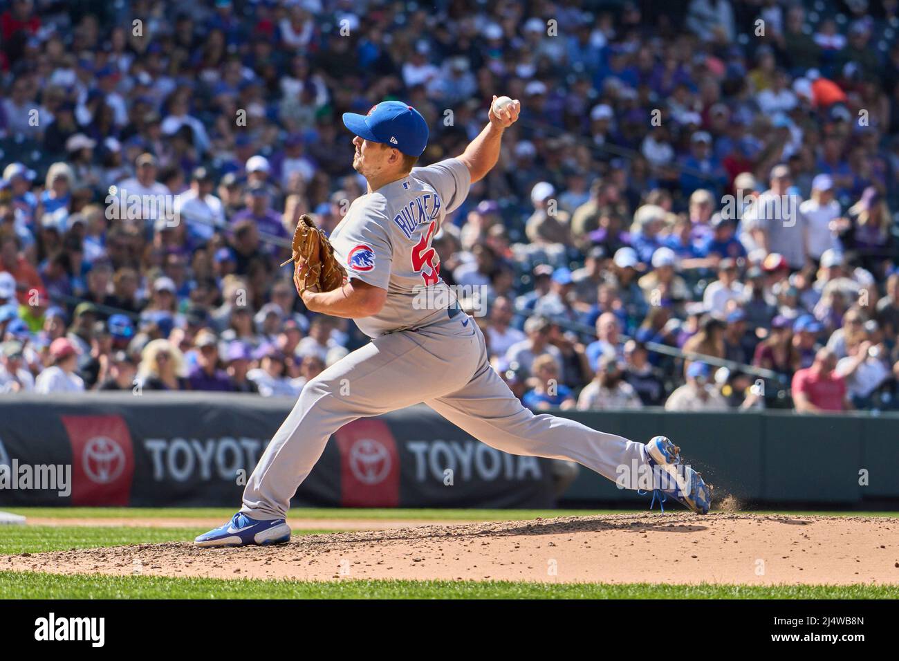 17 20261 avril : Michael Rucker (59) lance un terrain pendant le match ...