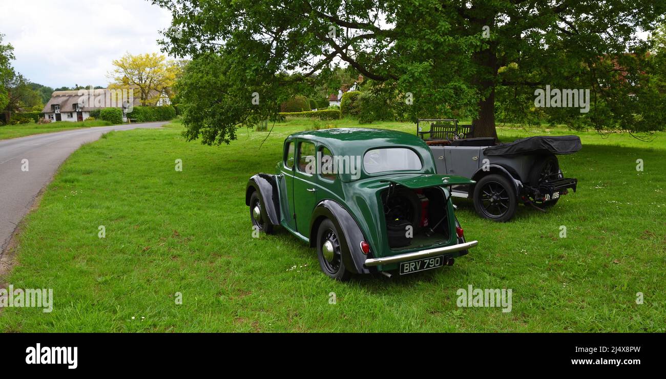 Vintage Morris 8 et Austin Motor Cars garés sur Ickwell Village Green ...