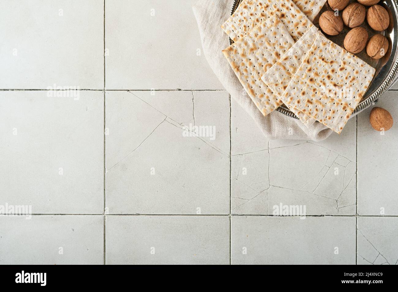 Concept de célébration de la Pâque. Matzah, noyer casher rouge. Pain ...