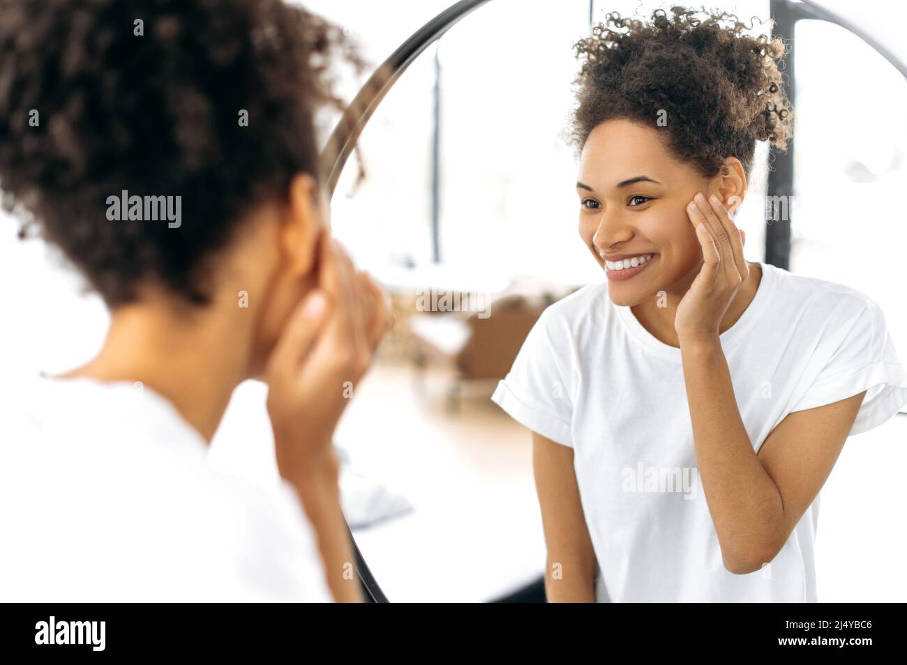 Fille se regardant dans le miroir Banque de photographies et d’images à haute résolution - Alamy