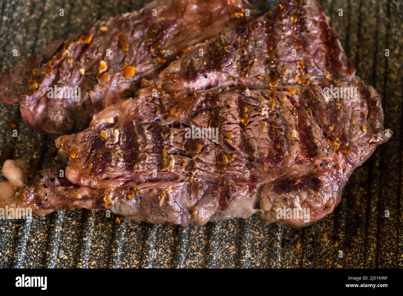 Viande de bœuf juteuse steak cuisson sur une poêle à grill dans une ...