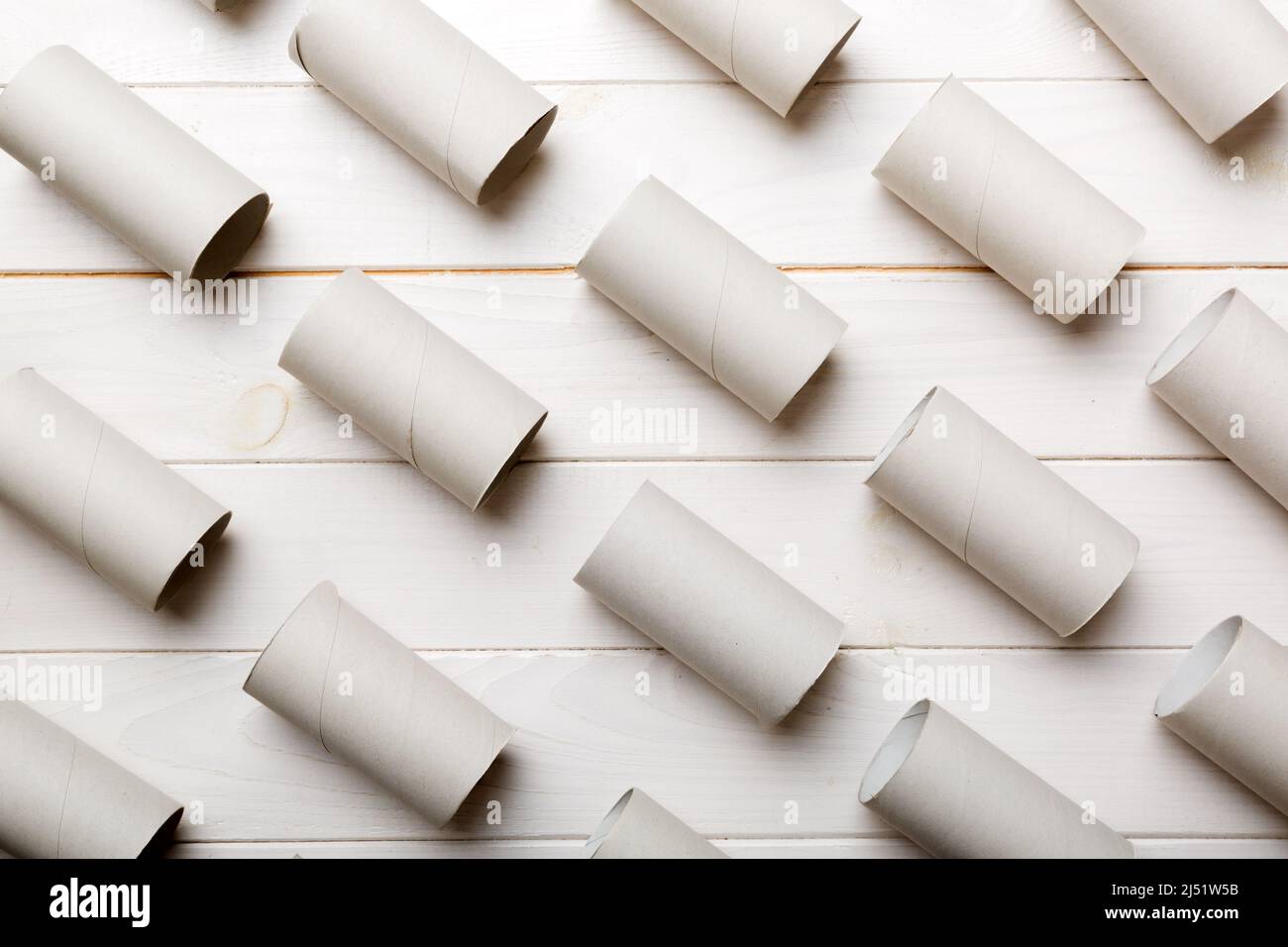 Rouleau de papier toilette vide sur fond coloré. Tube en papier ...