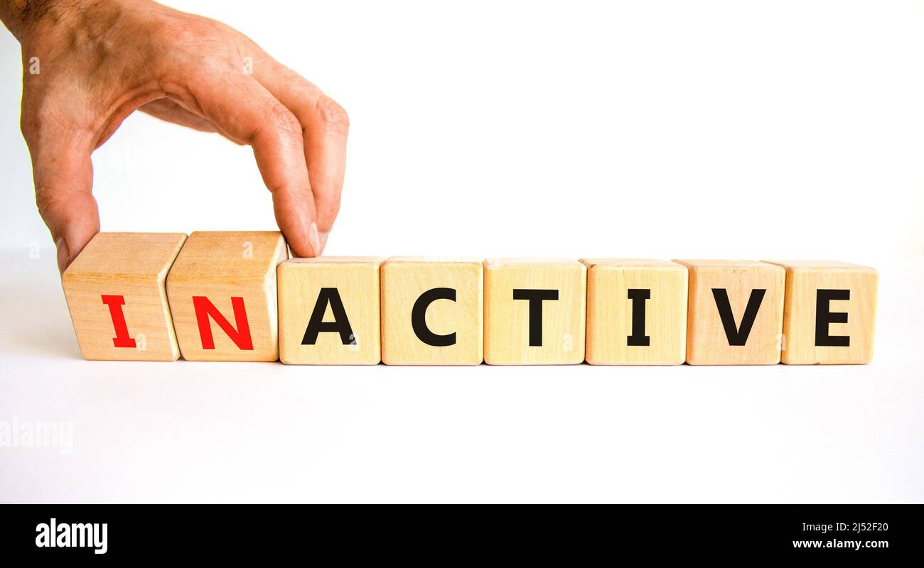 Symbole actif ou inactif. Homme d'affaires transforme des cubes en bois ...