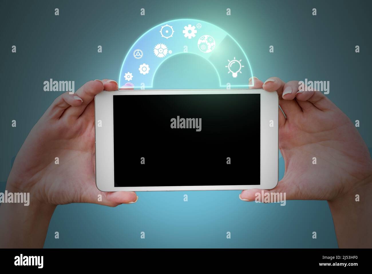 Mains tenant une tablette présentant des idées innovantes symbolisant ...