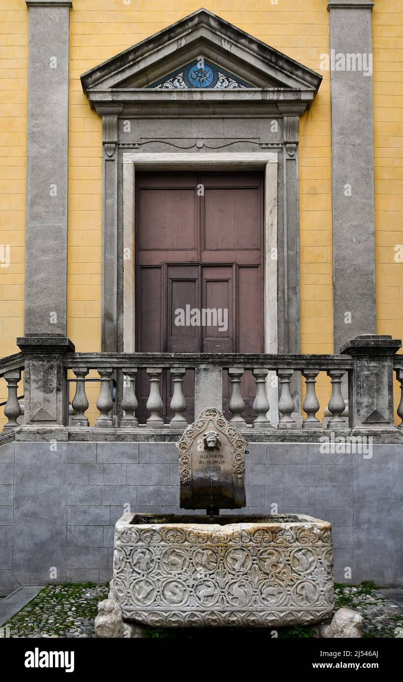 Oratoire de l'Immaculée avec la fontaine avec l'ancien bain de marbre ...