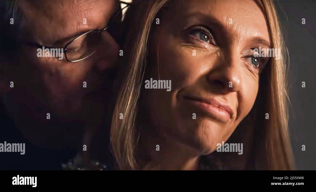 ÉTATS-UNIS. Colin Firth et Toni Collette dans une scène de (C)HBO mini ...