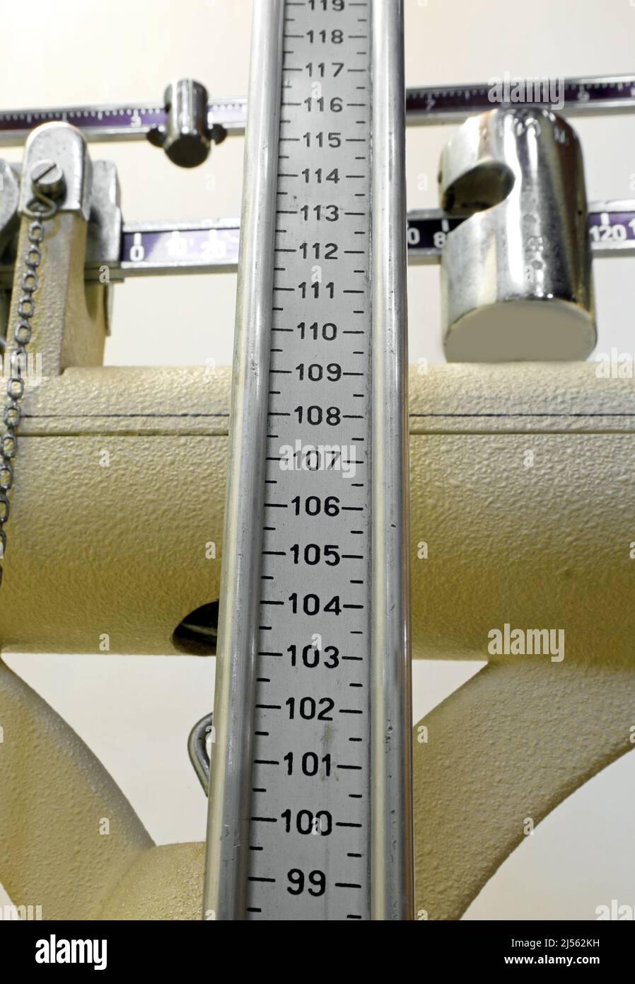 pèse-personne vintage dans le bureau du médecin pédiatre avec tige ...