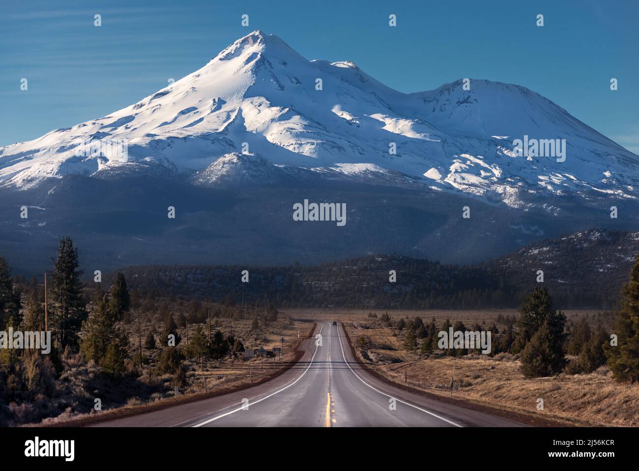 Mount shasta road Banque de photographies et d’images à haute ...