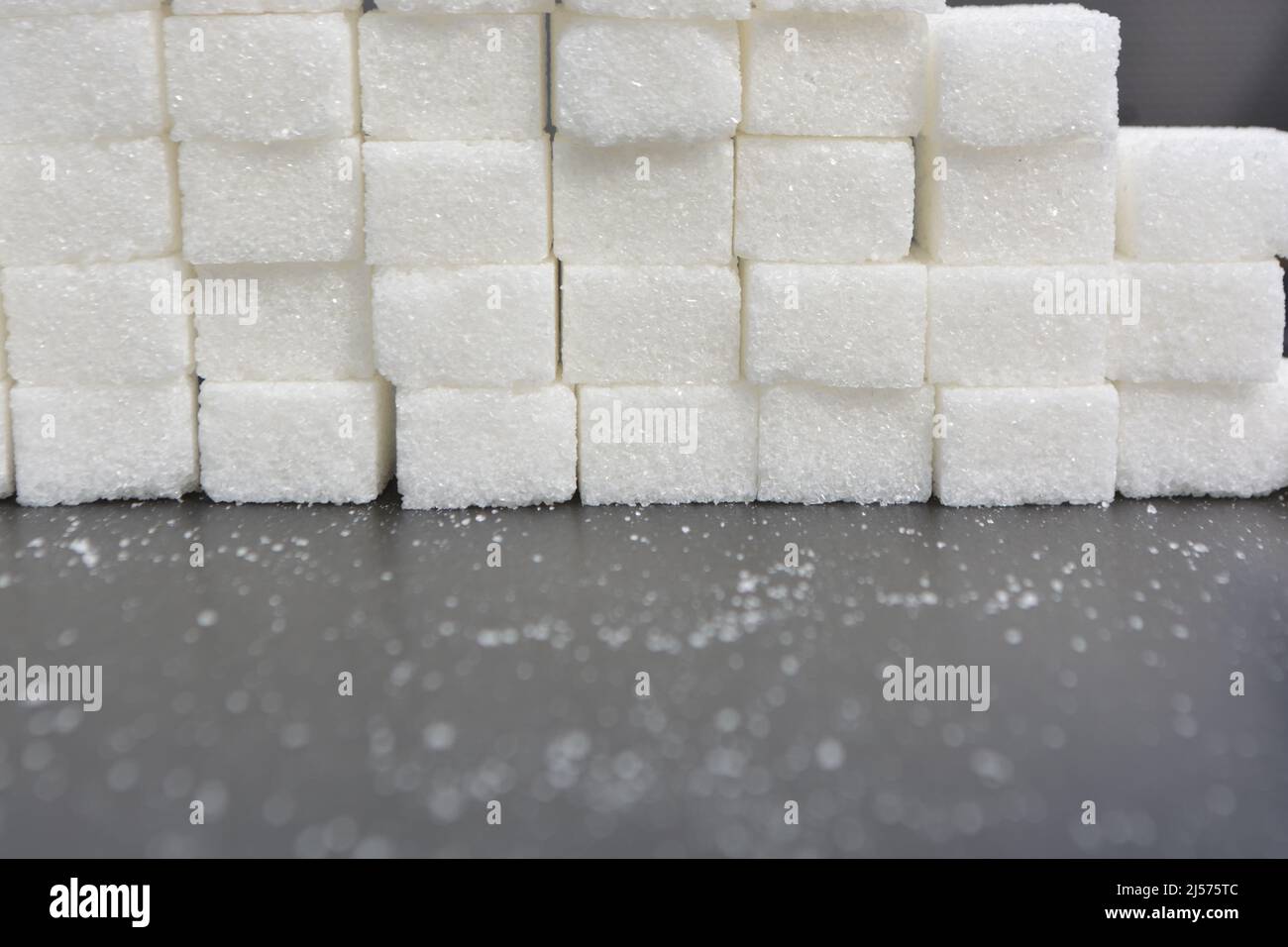 Étapes faites à partir de cubes de sucre. Pile de cubes de sucre sur ...