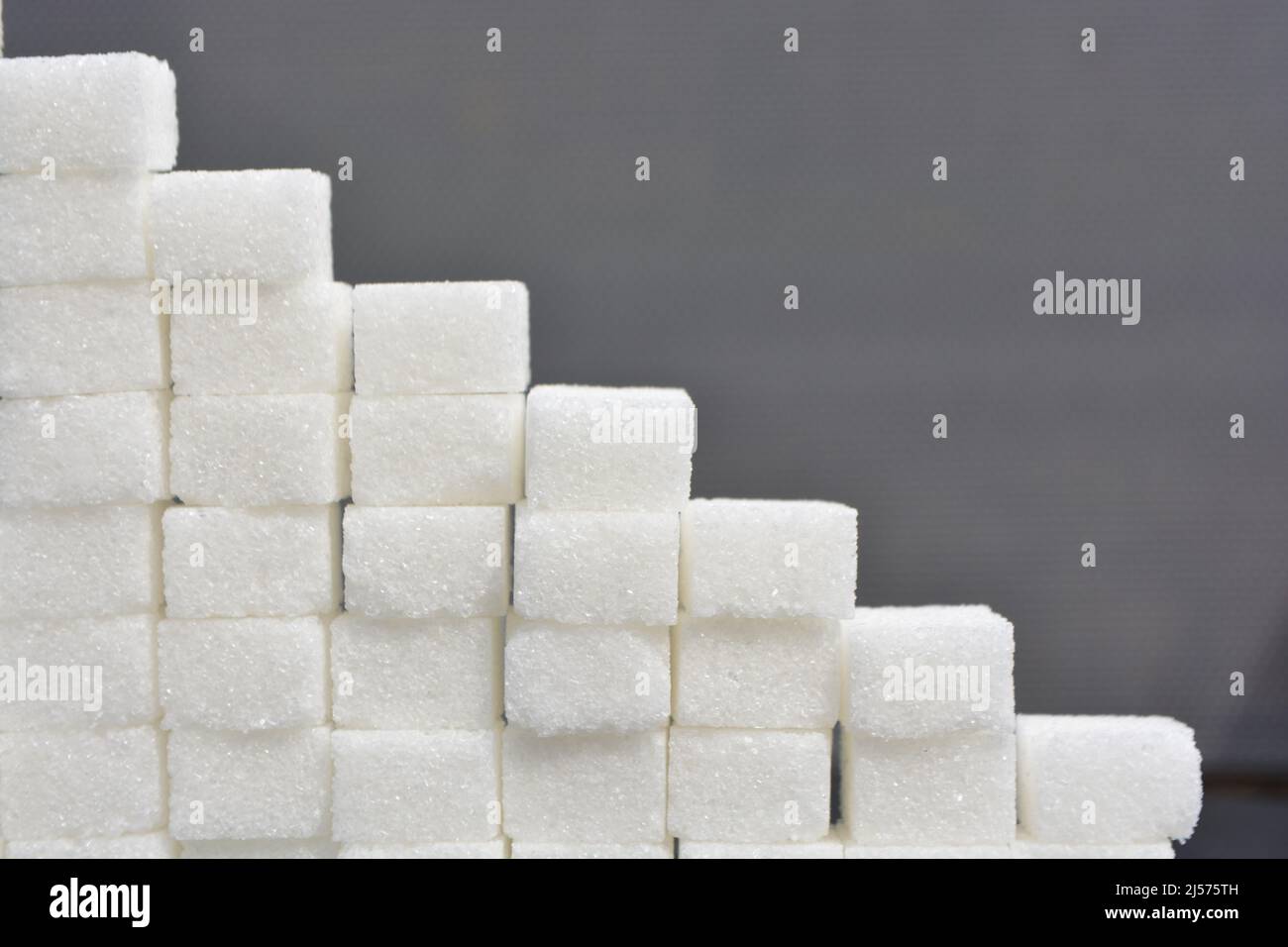 Étapes faites à partir de cubes de sucre. Pile de cubes de sucre sur ...