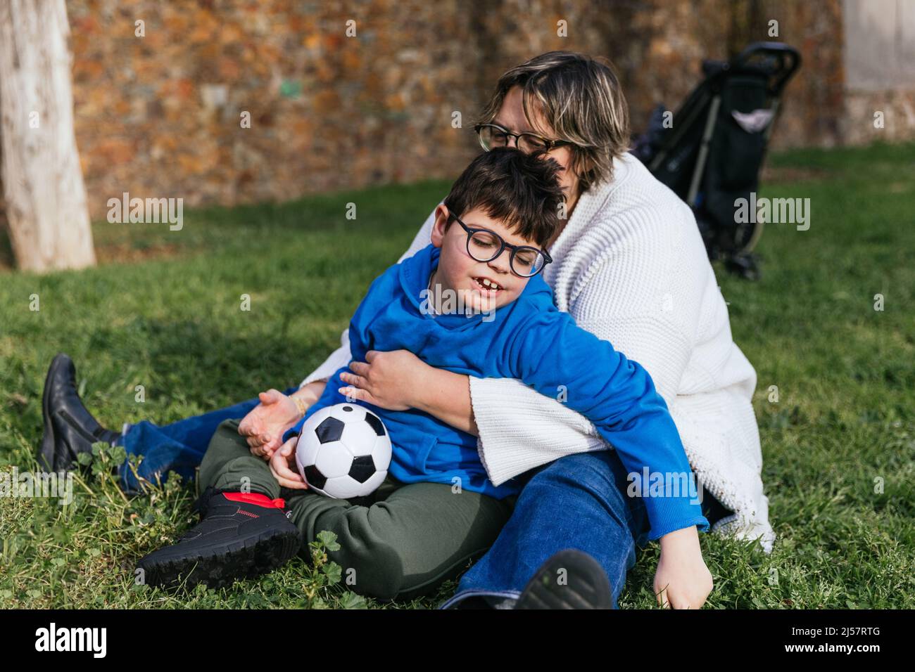 Une Maman Jouant Avec Son Fils Qui A Un Handicap Tenant Un Ballon De