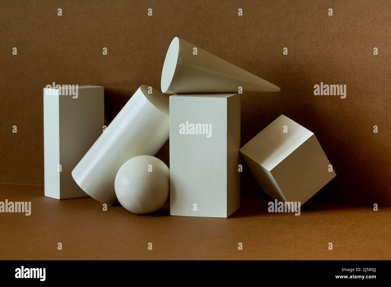 Les solides platoniques blancs sont la géométrie. Résumé objets ...