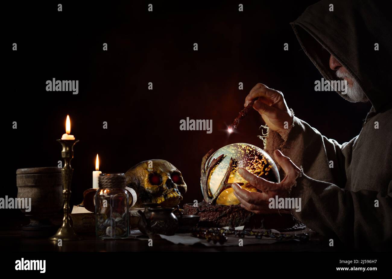Medieval magician Banque de photographies et d’images à haute ...