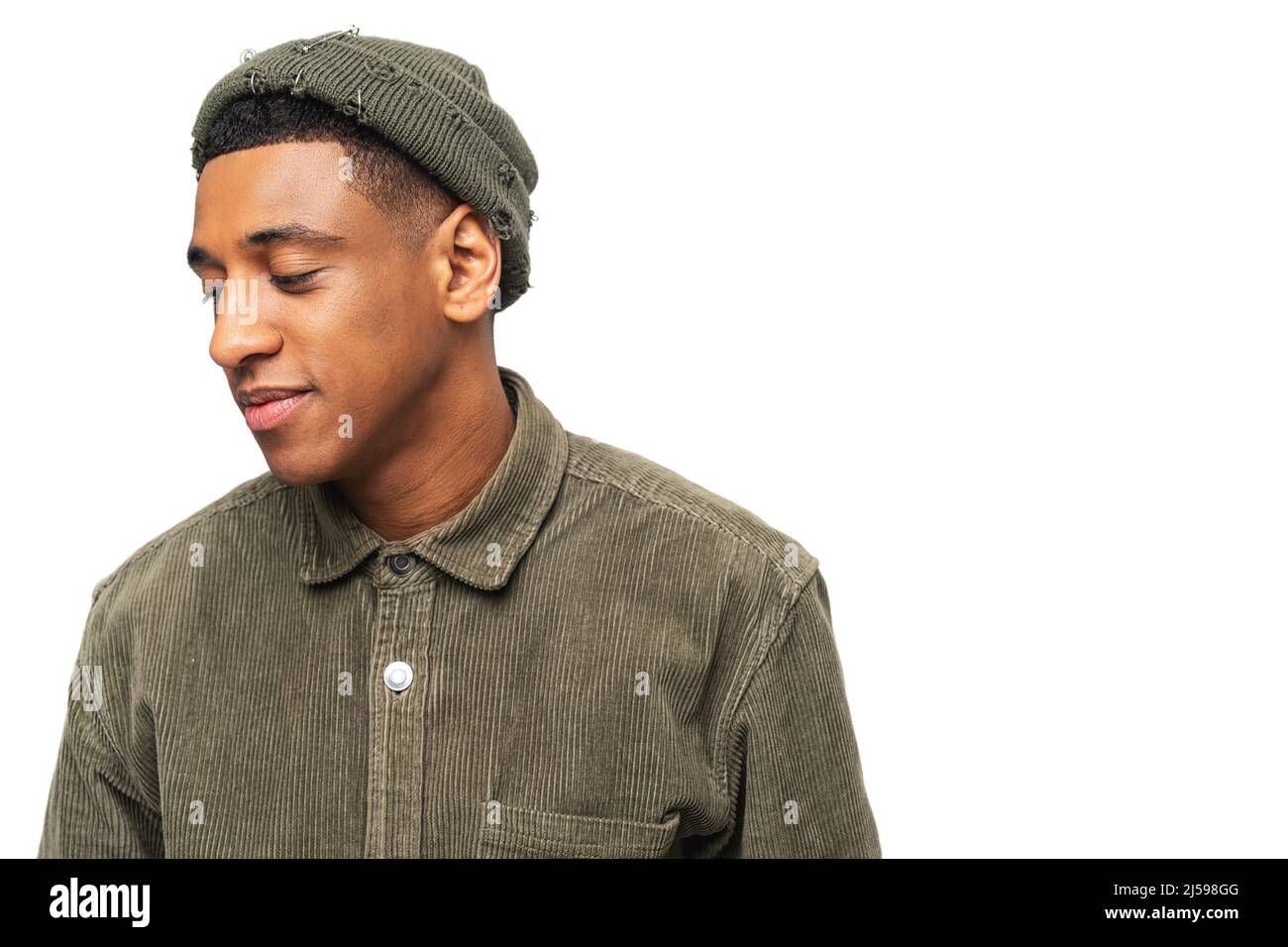 Portrait d'un jeune homme beau et heureux satisfait en chemise debout ...