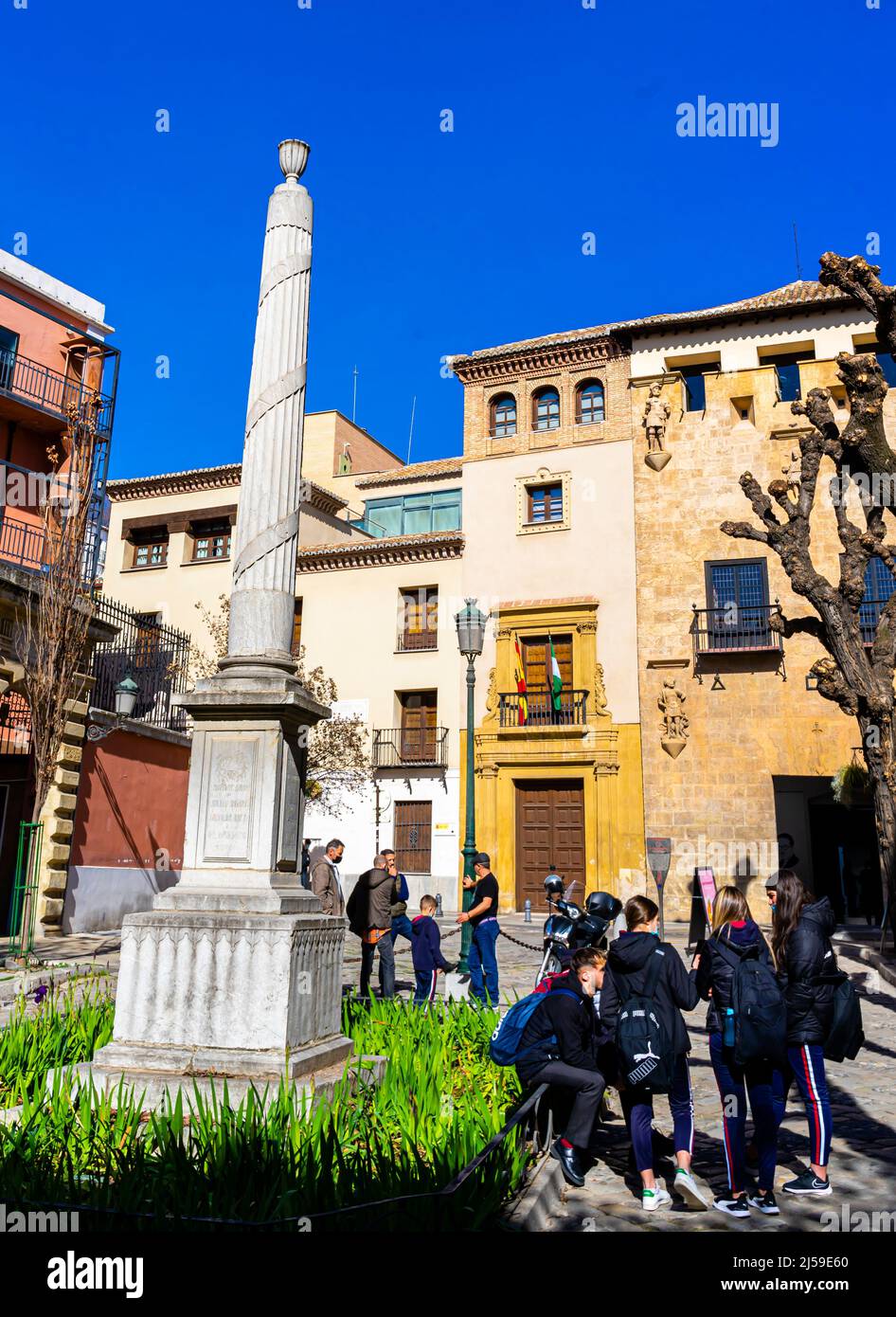 Jeunes étudiants à la plaza del Padre Suarez avec un monumento ...