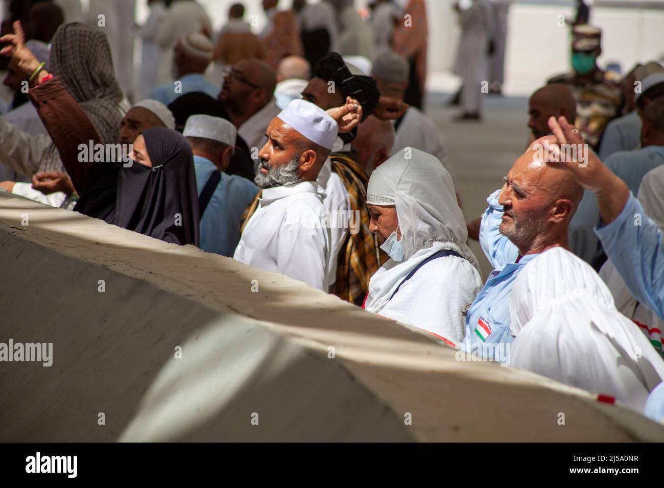 Pèlerins effectuant le rituel de lapidation pendant la saison du Hajj à ...