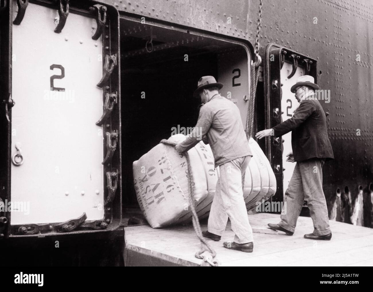 1930S CHARGEMENT D'UN NAVIRE EXPORTANT DE LA LAINE AUX ÉTATS-UNIS ...