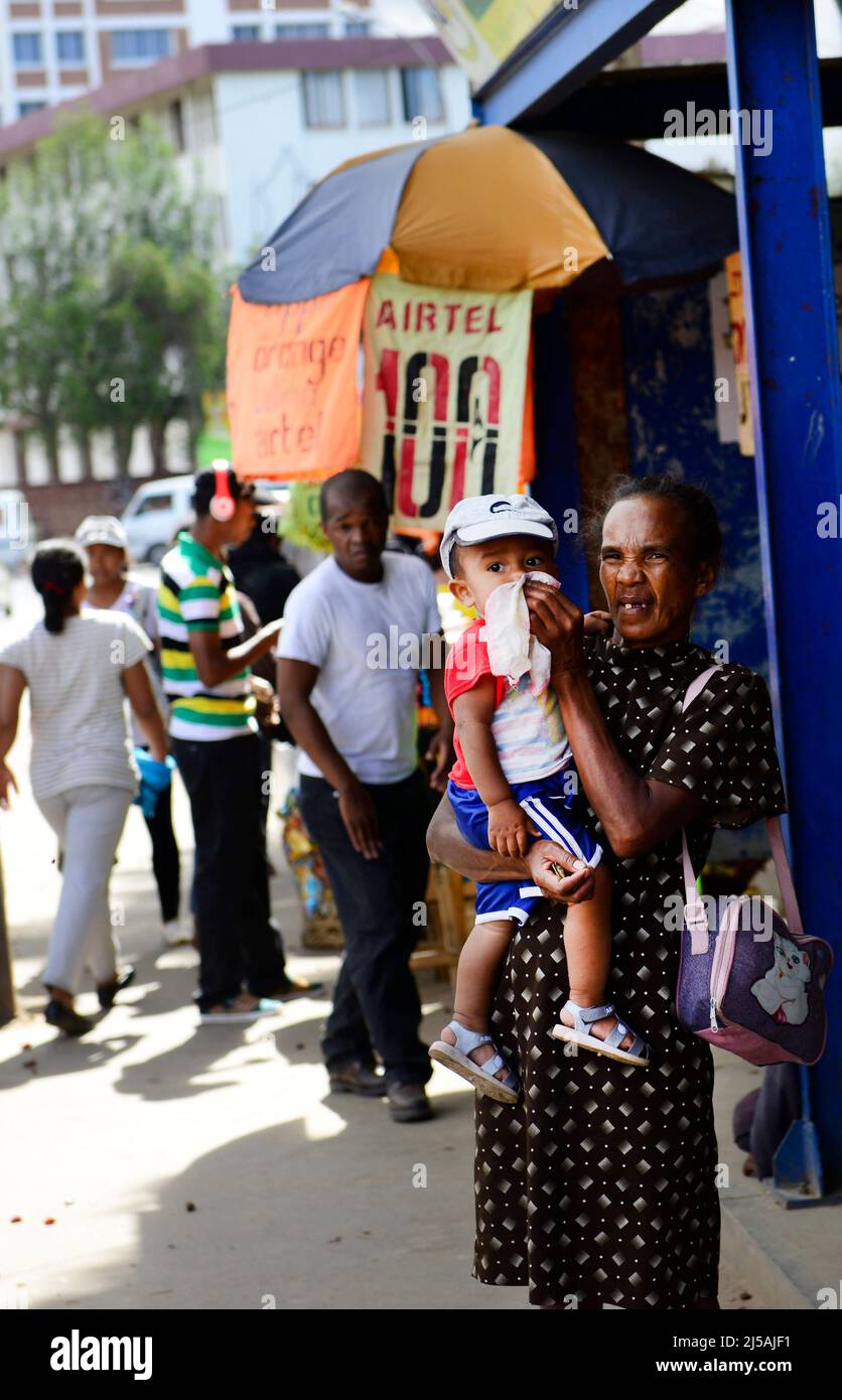Femme malgache tenant son enfant Banque de photographies et d’images à ...