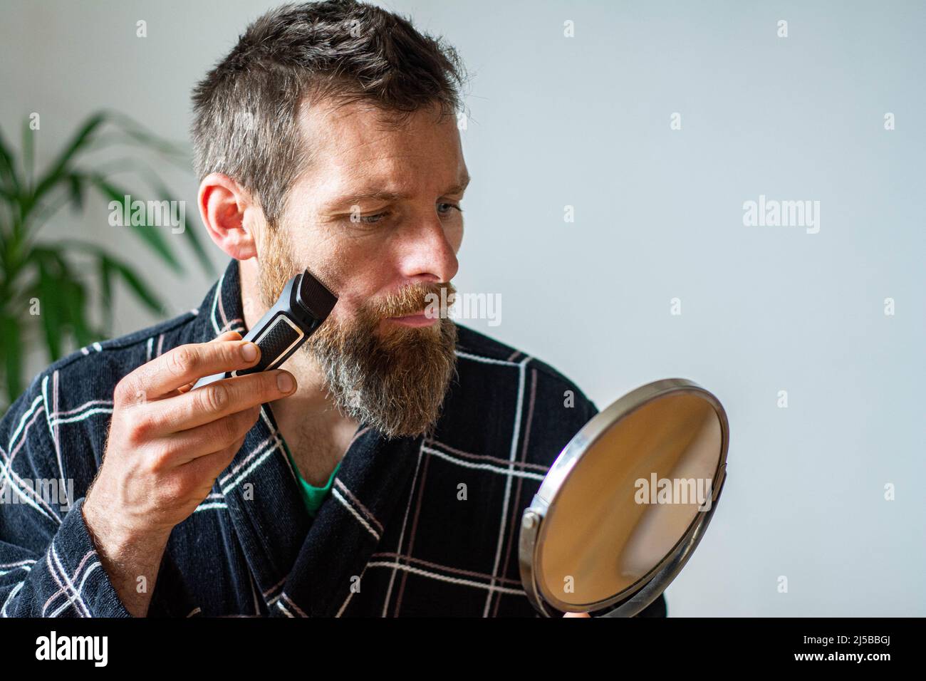 Homme qui se rase la barbe Banque de photographies et d’images à haute ...
