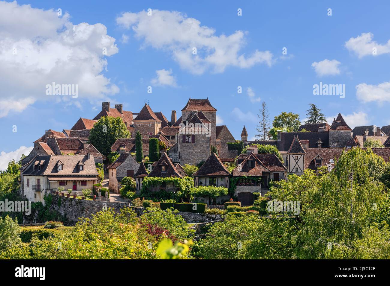 Maisons aux toits en pente Banque d'image et photos - Alamy