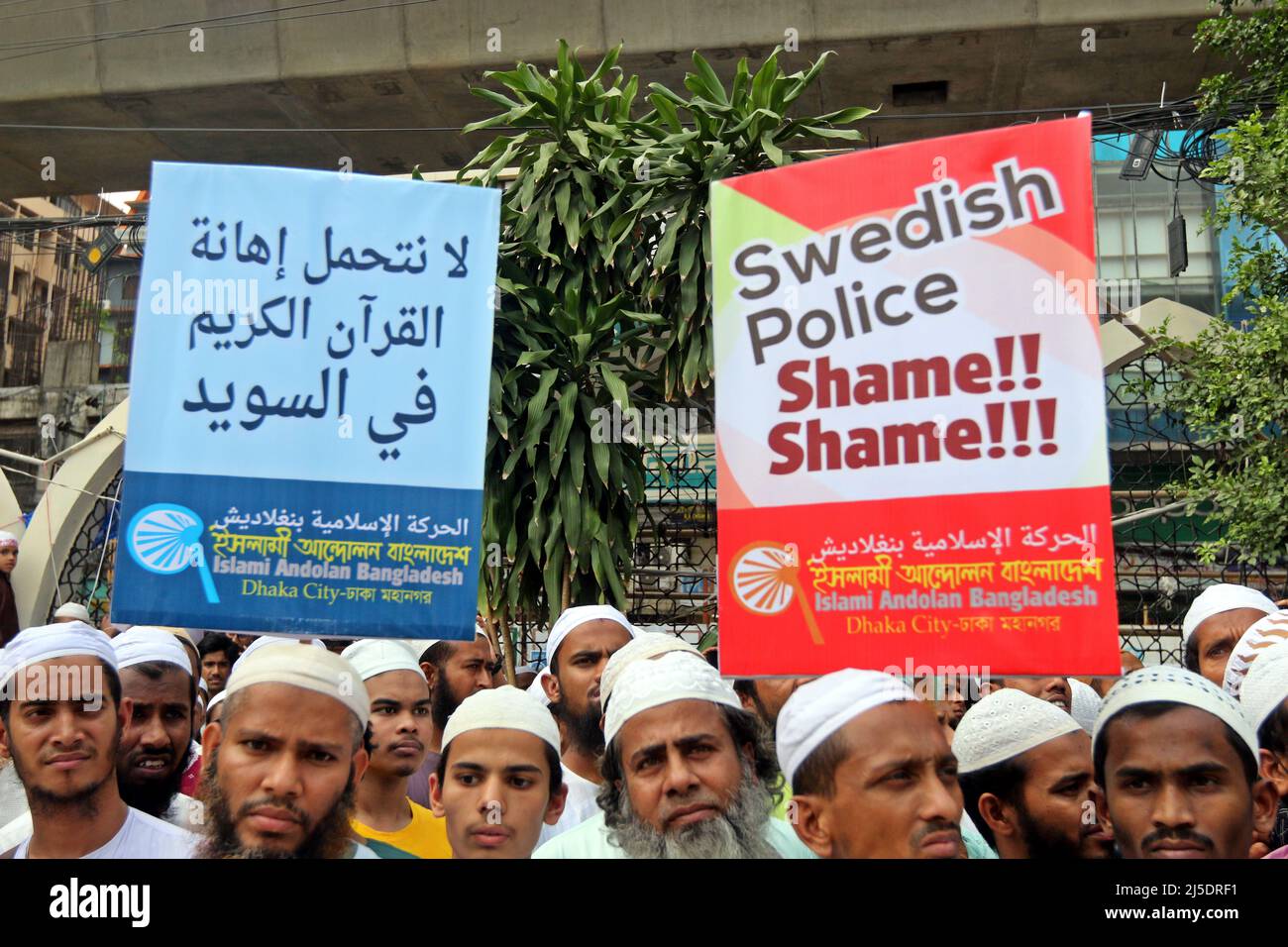 DHAKA,BANGLADESH,AVRIL 22,2022: Des militants du parti Islami Andolan ...