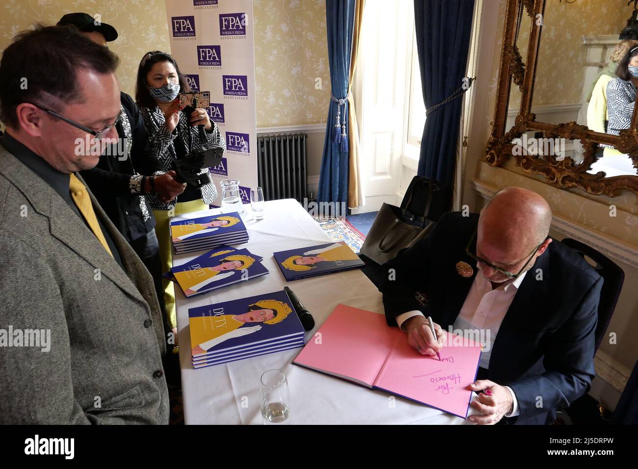 DEVOIR : Lettre d'amour à la reine Elizabeth 11 . Nouveau livre de l ...