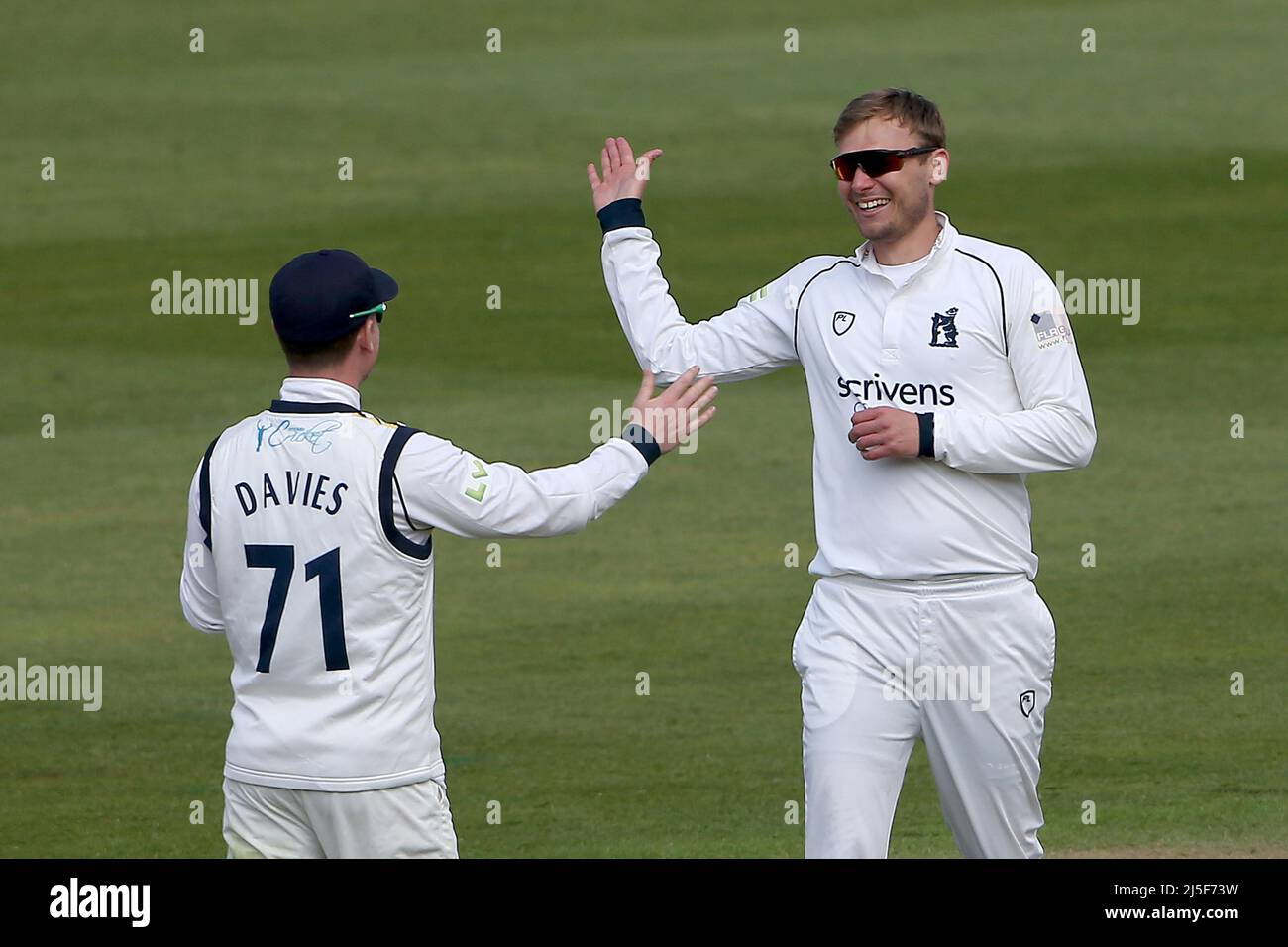 Danny Briggs de Warwickshire célèbre la prise de la cricket de Shane ...