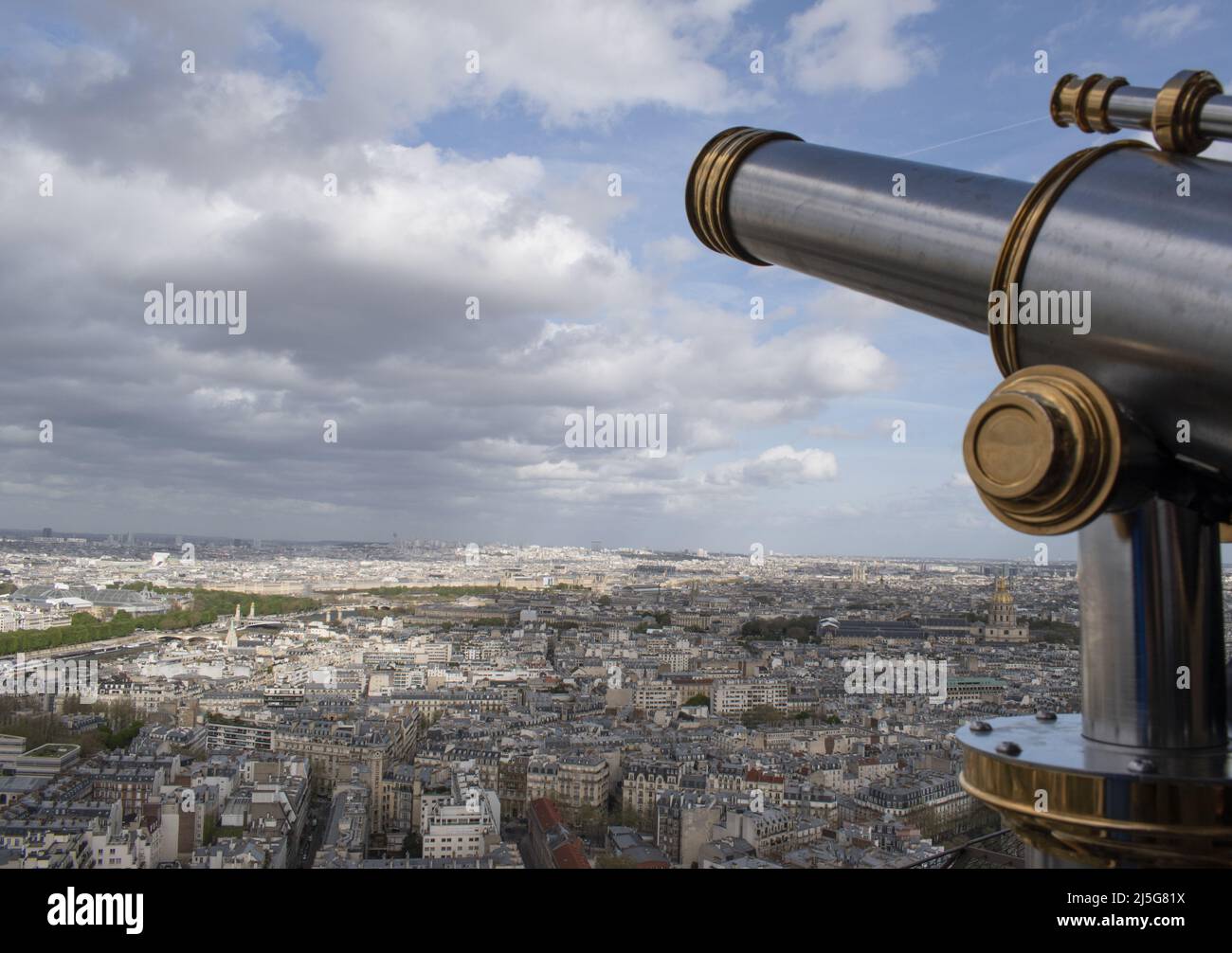 Paris : vue aérienne depuis le sommet de la Tour Eiffel avec des jumelles, l'horizon de la ville ...