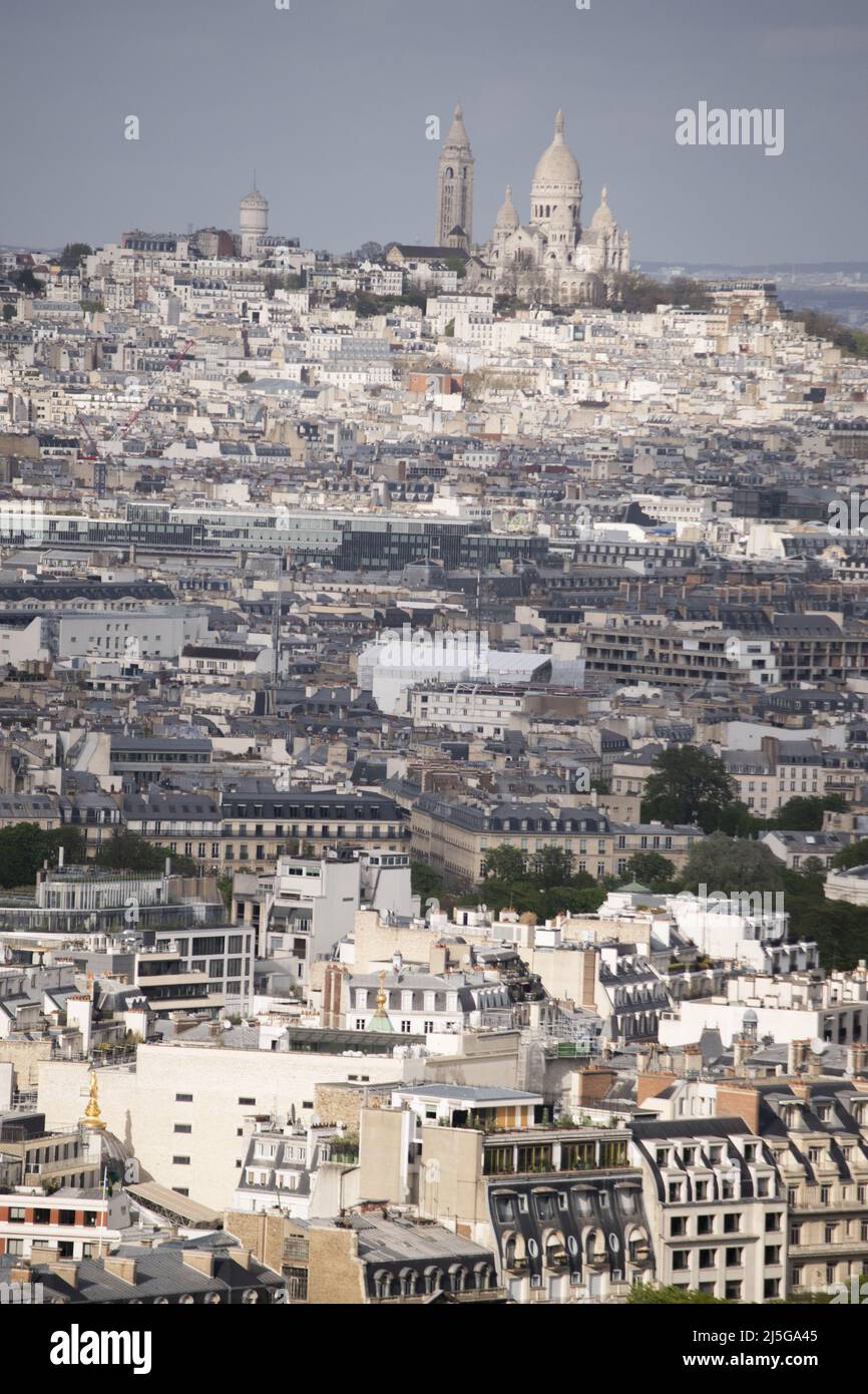 Paris, France : vue aérienne depuis le sommet de la Tour Eiffel avec la colline de Montmartre ...