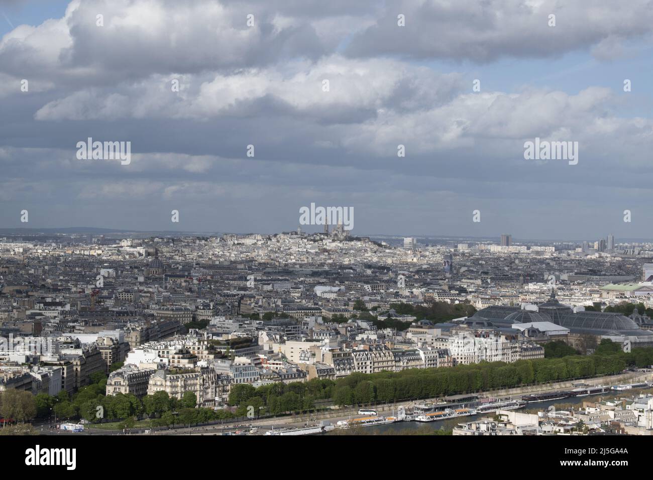Paris, France : vue aérienne depuis le sommet de la Tour Eiffel avec la colline de Montmartre ...