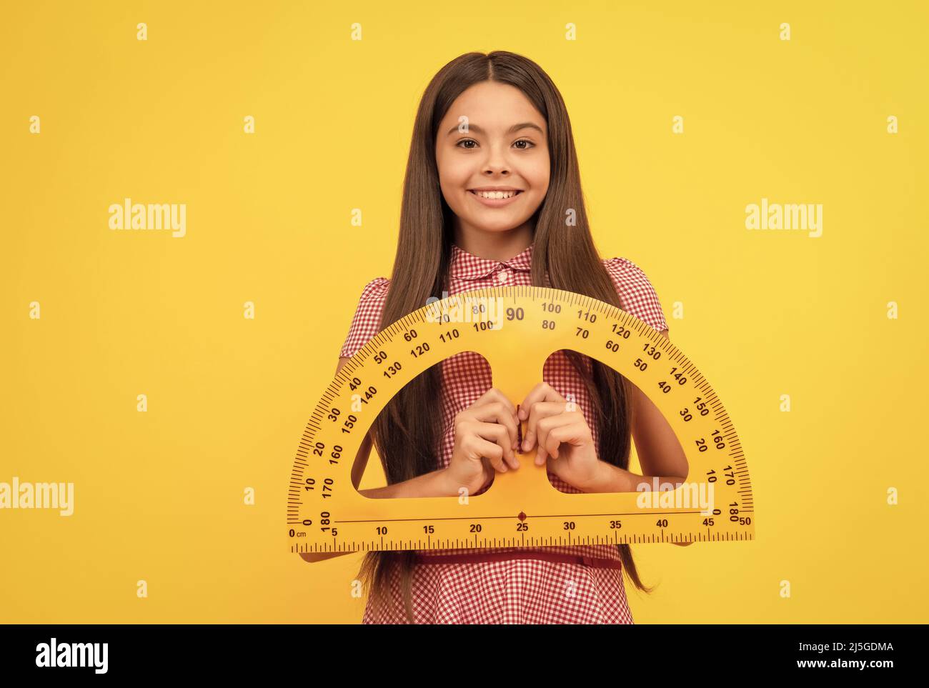 jeune fille souriante d'étude de mathématiques dans l'école tenir la ...