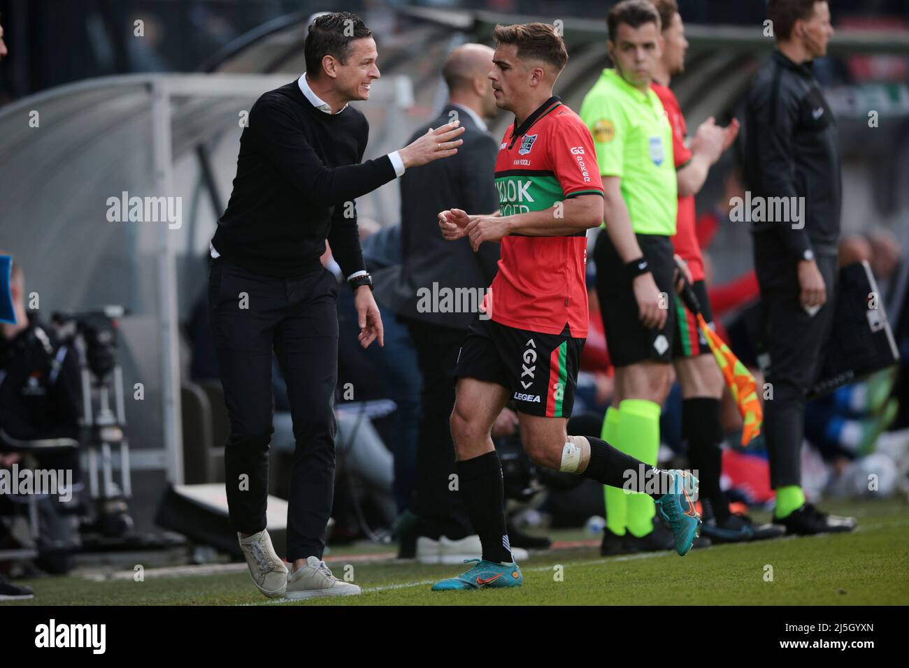 NIJMEGEN - (lr) entraîneur NEC Rogier Meijer, Bart van Rooij de NEC pendant le match néerlandais ...