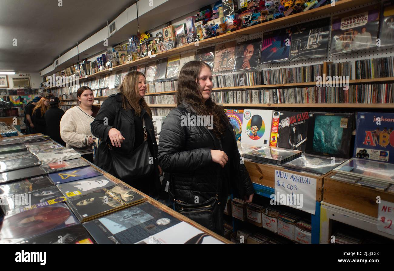 De gauche à droite, Abby DeVincent (chandail blanc) de Levittown, Gina ...