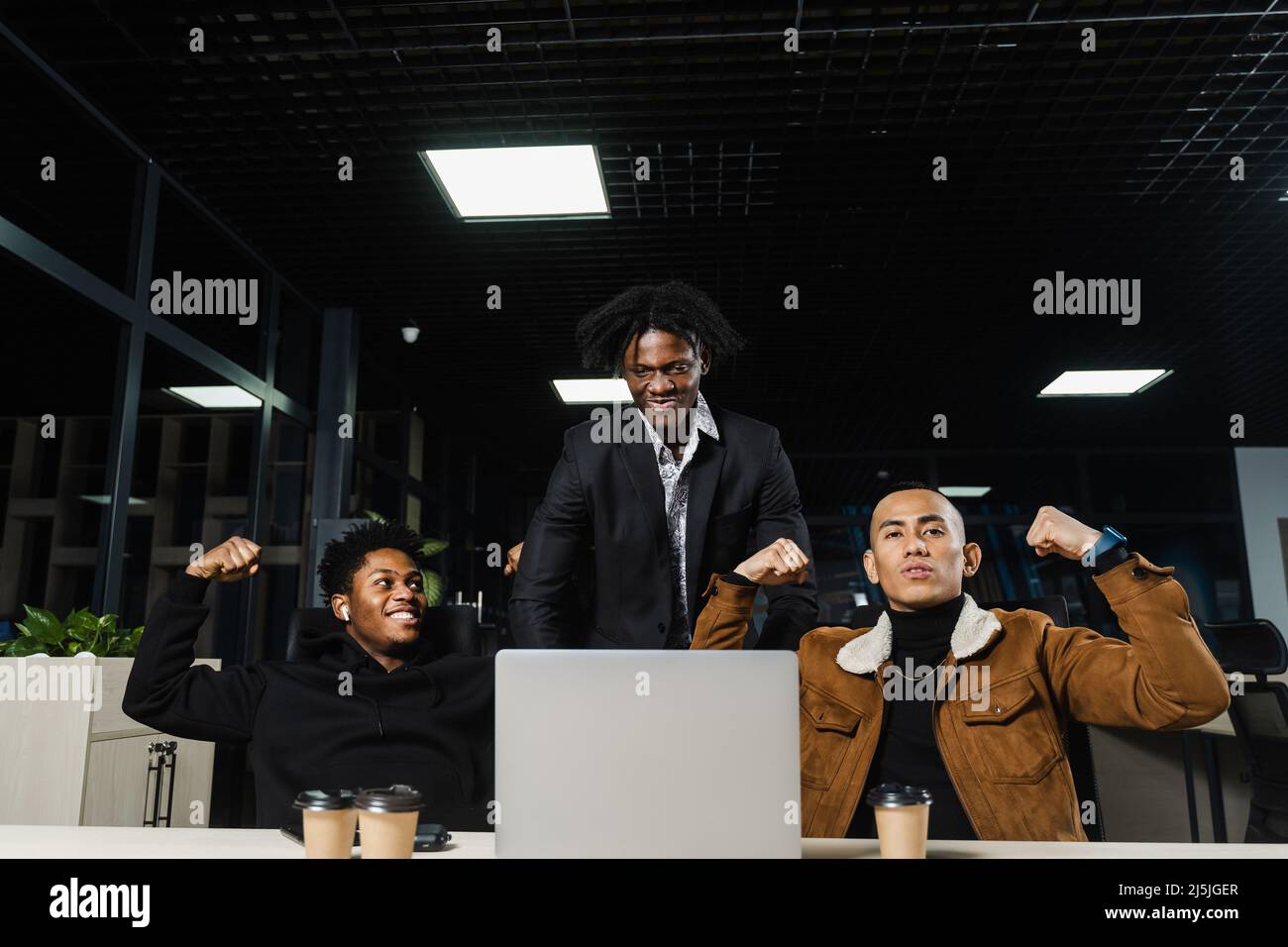 Cohésion d'équipe entre Africains noirs et Asiatiques. Des collègues de ...