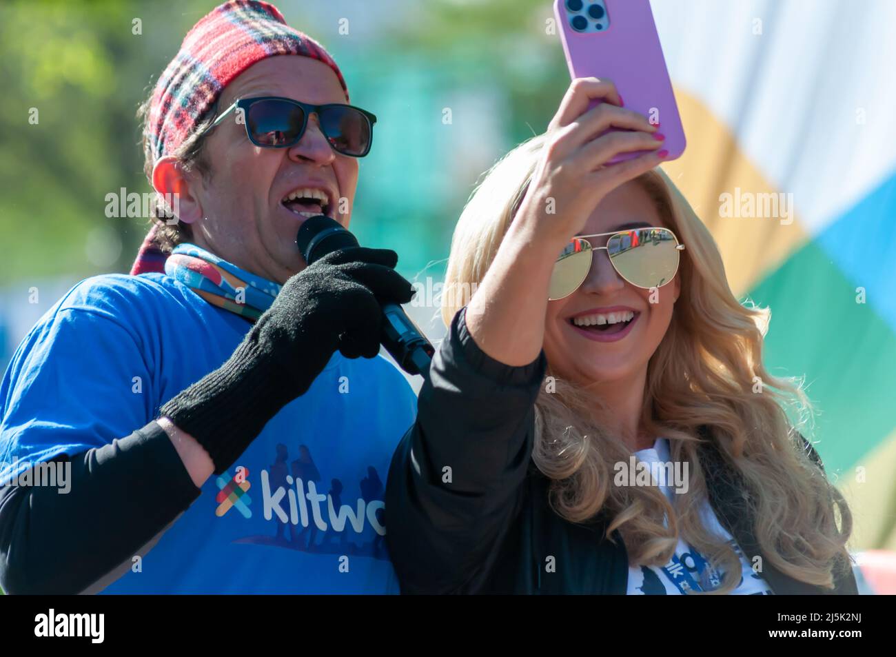 Glasgow, Écosse, Royaume-Uni. 24th avril 2022. Un marcheur prend une ...