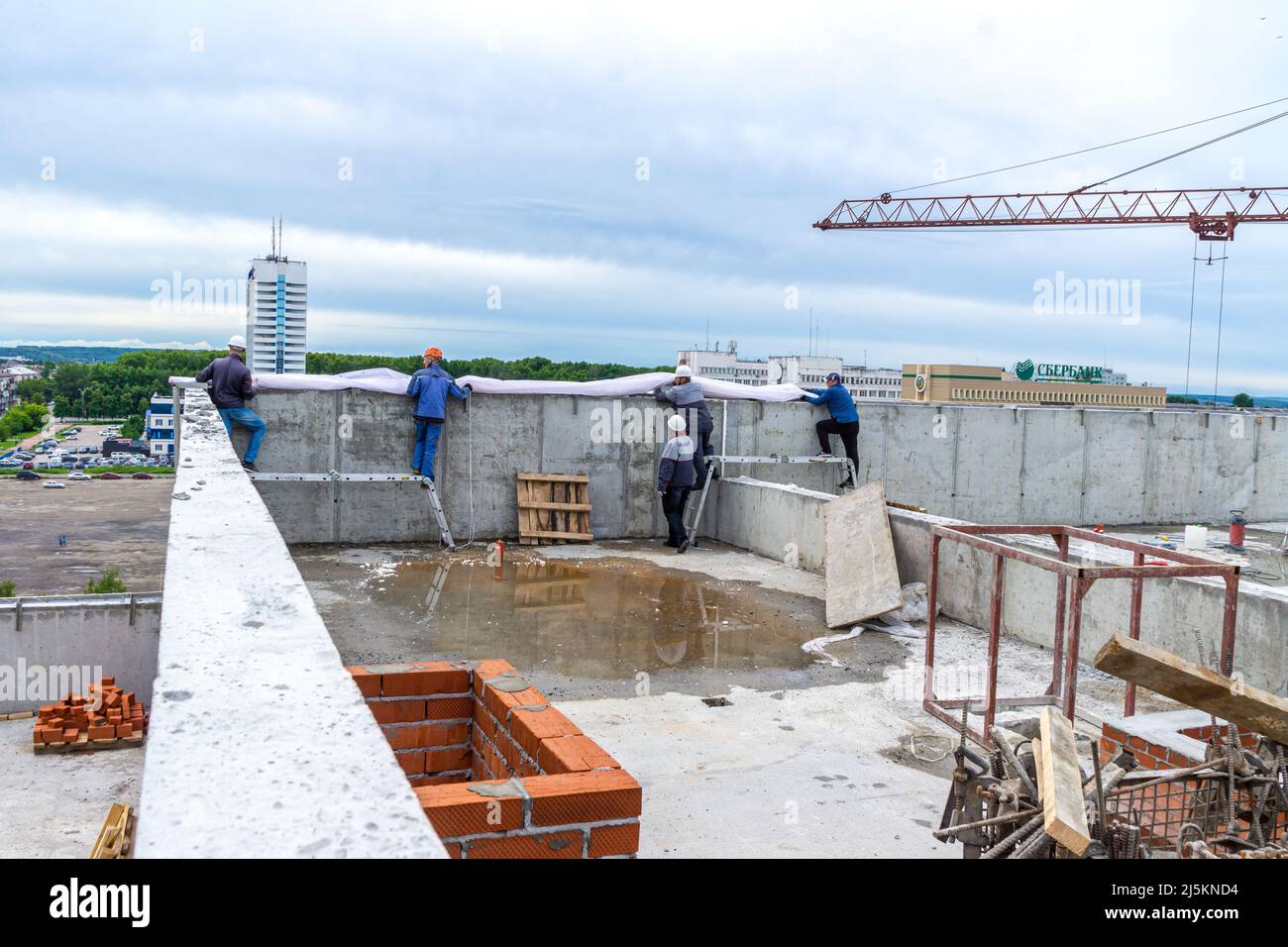 Kemerovo, Russie - 24 juin 2021. Sur le toit d'une structure ...