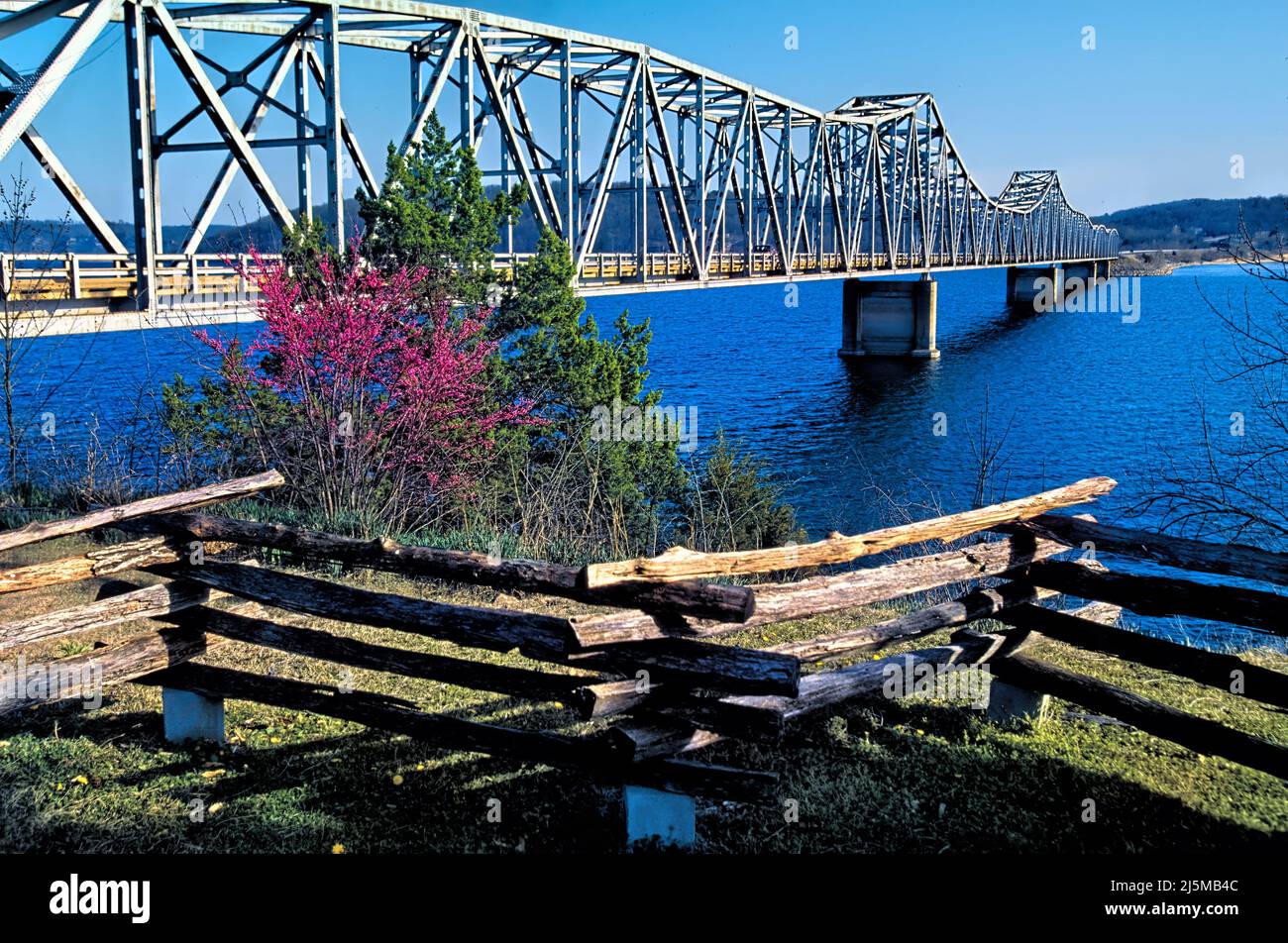 L'ancien pont en fer de la Missouri Highway 13 à Kimberley City, Missouri, traverse le lac de ...